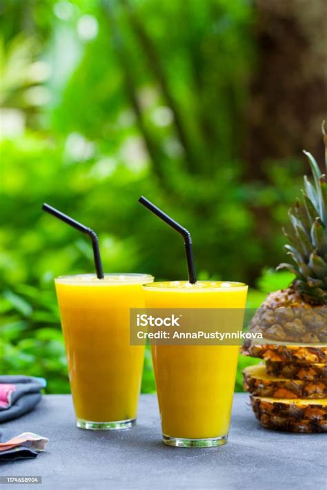열대 과일 주스와 파인애플 야외 배경에 스무디 공간을 복사합니다 0명에 대한 스톡 사진 및 기타 이미지 0명 건강한 생활방식 건강한 식생활 Istock