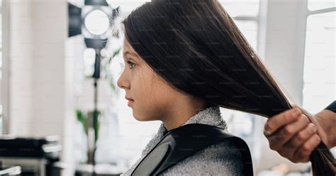 패션쇼를 준비하는 어린 소녀 모델 스튜디오에서 헤어 스타일을 작업하는 전문 미용사 사진 Unsplash의 헤어 케어 이미지