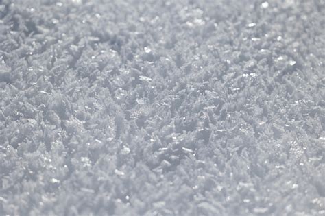 낮에는 지상에 쌓인 자연 눈 결정의 매크로 보기 겨울철에 햇빛에 의해 조명 얼음에 대한 스톡 사진 및 기타 이미지 얼음 패턴 0명 Istock