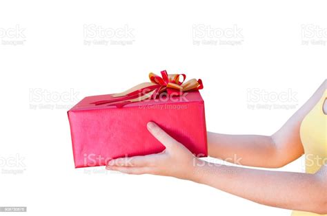 크리스마스 휴일 빨간색 선물 상자를 들고 여자 손 장식 흰색 배경에 고립에 축제 개념에 대한 스톡 사진 및 기타 이미지 개념 개념과 주제 겨울 Istock