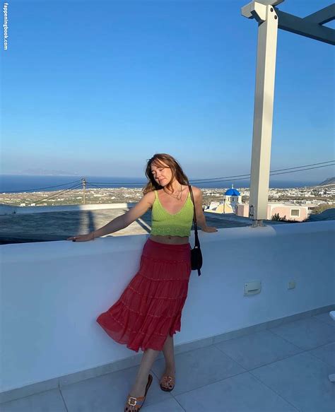 Holly Taylor Actress Lilydarling Holly Taylor Nude Onlyfans