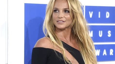 Britney Spears Anuncia Que Ha Adoptado A Una Niña Aunque Genera Dudas Hoy Lleva Un Vestido