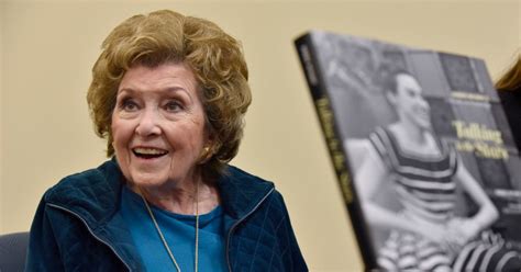 At 92 Nbc5 Celebrity Reporter Bobbie Wygant Still Reaches For The Stars