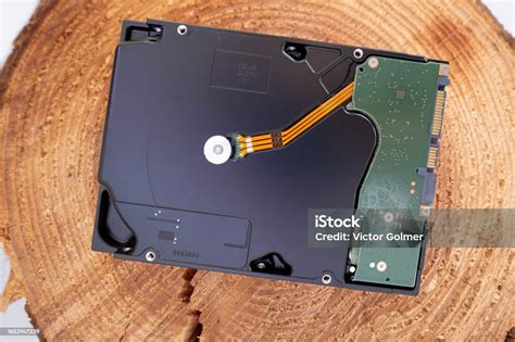 현대 하드 디스크 흩어짐 현대 하드 디스크 기술의 진화 및 분산 스토리지가 데이터 스토리지 분야의 급속한 기술 발전을 반영하는 방법 매스컴에 대한 스톡 사진 및 기타 이미지