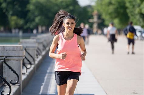 가 스포츠를 실행 하 고 피트 니스와 건강 한 라이프 스타일 개념에 나무와 노란 잎 도시 공원에 야외 운동 조깅에 훈련에서 젊은 매력과 행복 주자 여자 건강한 생활방식에