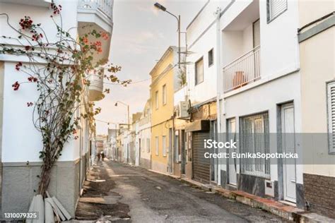 역사적인 올하오 알가르베 포르투갈의 좁은 거리에 있는 작은 집들 0명에 대한 스톡 사진 및 기타 이미지 0명 거리 건물 정면 Istock