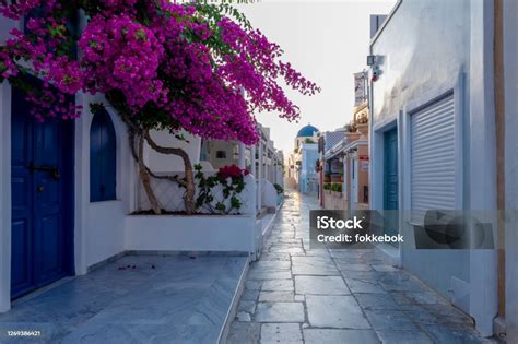 산토리니 그리스의 섬에서 일몰 일몰 동안 교회와 풍차와 아름다운 하얗게 칠해진 마을 오이아 0명에 대한 스톡 사진 및 기타 이미지 Istock