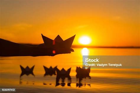 인간의 손을 보유 선박의 형태로 종이 접기 일몰에서 강을 따라 부동 4 종이 보트의 배경 강에 대한 스톡 사진 및 기타 이미지 강 개념 공중 Istock