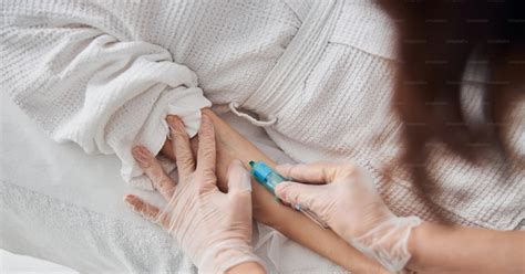 멸균 장갑을 낀 의료진의 손을 클로즈업하고 여성 정맥에 주사기로 주사 사진 Unsplash의 팔 이미지