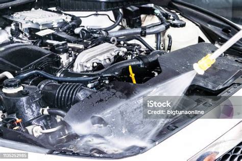 자동차 세부 압력 물과 수동 세차 엔진 물 분사 구를 가진 세차 차 엔진 세차 사람 노동자 청소 차량 세차를 위한 압력 세탁기를 살포 하는 남자 0명에 대한 스톡 사진 및