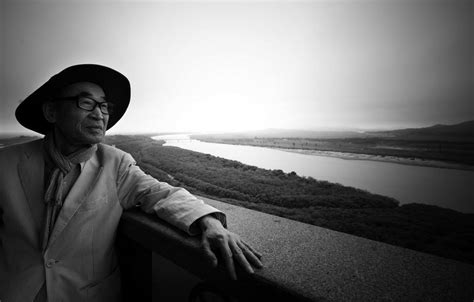 김훈 25일 오전부터 6인승 승합차로 백두산을 올라갈 때 비가 내렸다 자작나무숲이 젖어서 향기가 대기에 낮게 깔렸다 정상에 올랐을 때 구름이 갈라지고 개벽하듯이