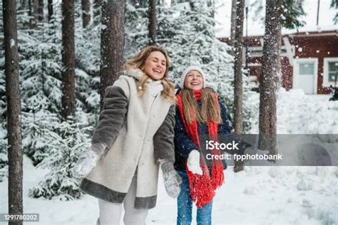 Красивая Молодая Блондинка Со Своей Очаровательной Дочерью Наслаждаться Снегом За Городом В Лесу