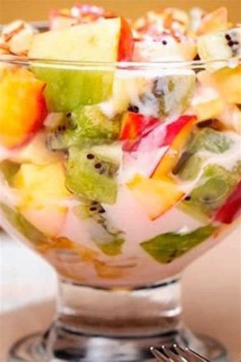 Фруктовый салат с йогуртом приготовить можно из любых фруктов таких как банан яблоко груша и т