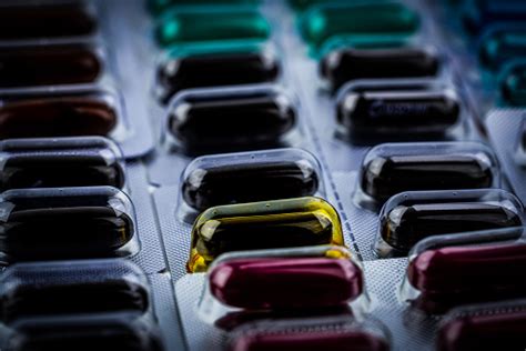 물집 포장에 비타민과 보충제 캡슐 알 약의의 근접 촬영 제약 산업 개념입니다 전체 프레임 캡슐 약 배경입니다 글로벌 제약입니다 결함이 있는 개념 약에 대한 스톡 사진 및