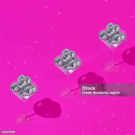활기찬 핑크색 배경에 반짝이는 디스코 볼이 달린 세 개의 마티니 칵테일 안경 트렌디 파티 개념 레트로 80 년대 또는 90 년대 미학 1980 1989 년에 대한 스톡 사진