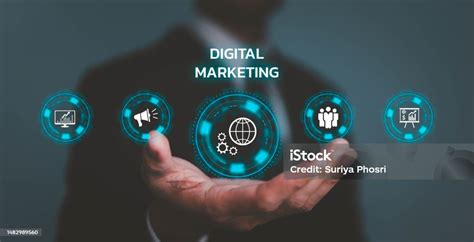 손은 디지털 마케팅 인터넷 광고 및 판매 증가 비즈니스 기술 개념 온라인 마케팅 전자 비즈니스 전자 상거래 비즈니스 온라인의 기호와 아이콘을 보여줍니다 개발에 대한 스톡