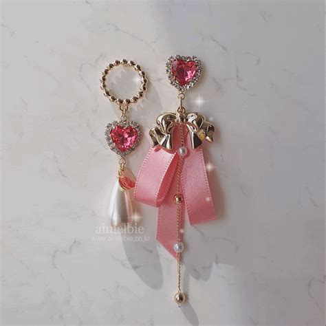 Pink Lovely 하트 크리스탈 리본 언발 볼드 귀걸이 에이블리