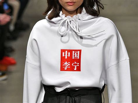 李宁走秀款卫衣 宁走秀款衣服 中宁走秀款卫衣 大山谷图库