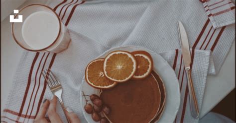 흰색과 빨간색 세라믹 접시 스테인레스 스틸 포크와 나이프 사진 Unsplash의 무료 갈색 이미지