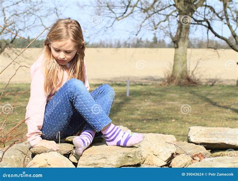 Mädchen In Den Socken Auf Wand Stockfoto Bild Von Nett Blondie 39043624