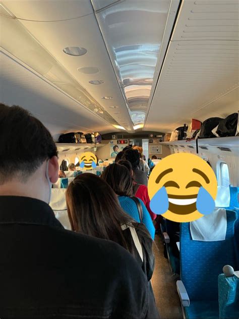 大鳥居 かりな on Twitter 帰りの新幹線で缶詰状態 1時間以上停まってる停電なので空調ストップ窓も開かないし蒸し風呂