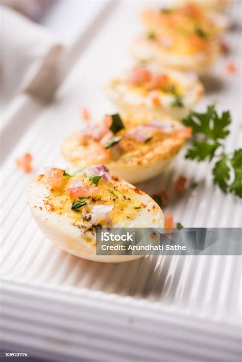 튀긴 뜨거운 삶은 계란 Masala는 인기 있는 건강 한 아침 식사 또는 인도에서 시작 메뉴 양파 고 수 후추 토마토와 소금 뿌려 이상 계란의 절반 0명에 대한 스톡 사진