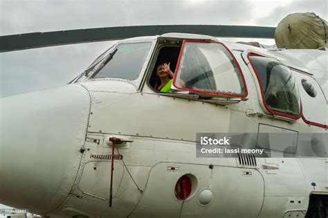 헬리콥터 조종석에 앉은 여자는 기뻐하며 손을 흔들며 자신을 조종사로 상상한다 여성에 대한 스톡 사진 및 기타 이미지 여성 파일럿 50 54세 Istock