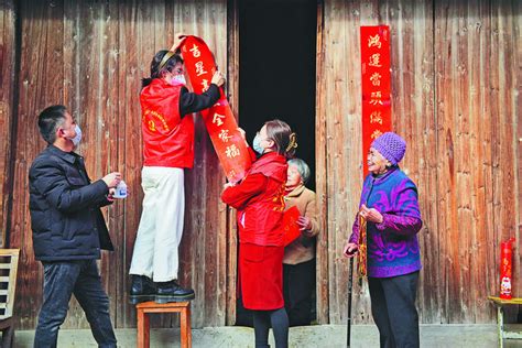 青田：贴春联