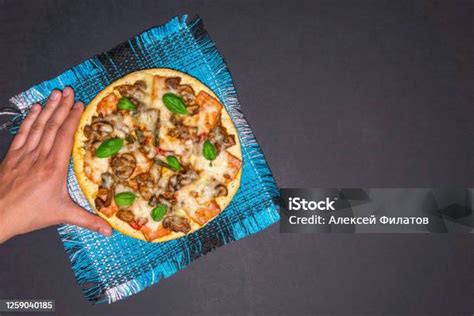 모짜렐라 치즈 햄 향신료 신선한 바질을 곁들인 피자 이탈리아 피자에 검은 배경 복사 공간을 가지고 있습니다 맨 위 보기입니다 플랫 레이 건강에 좋지 않은 음식에 대한 스톡