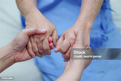 감동 손 아시아 노인 또는 노인 여성 환자 사랑 배려 도움 격려와 간호 병원 병동에서 공감 건강한 강한 의료 개념 가정간병인에 대한 스톡 사진 및 기타 이미지 Istock