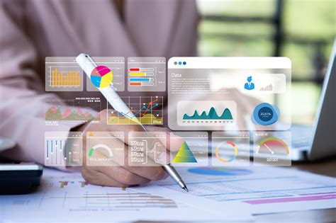 회계 및 재무 개념입니다 투자자는 데스크 오피스에서 일하고 컴퓨터 키보드와 노트북을 사용하여 데이터 비용 균형 프로젝트 및 통화를 확인합니다 개념에 대한 스톡 사진 및 기타