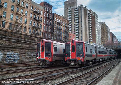 Eastern Two Sets Of Kawasaki M8 Emu Cars Are Racing Into The Park