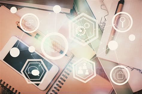 소셜 네트워크 테마의 이중 노출은 전화로 테이블을 통해 그리기 맨 위 보기입니다 개념을 연결하는 사람들 개념에 대한 스톡 사진