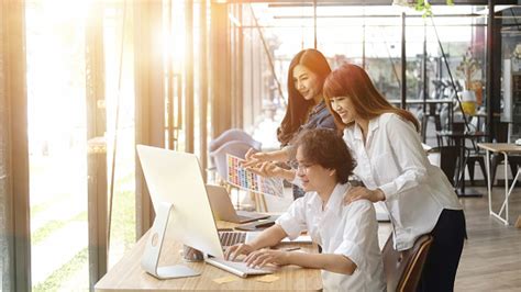 그들의 사무실에서 함께 일 하는 젊은 디자이너의 팀의 총 기업 문화에 대한 스톡 사진 및 기타 이미지 기업 문화 기업