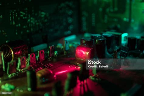 전자 마이크로 회로의 양식에 일치시키는 사진 마이크로 회로 연락처 전자 제품 마더 보드 검은 색 배경 전자 기기의 매크로 사진 Cpu에 대한 스톡 사진 및 기타 이미지