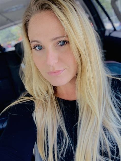 Девушки делают селфи в машинах 25 фото