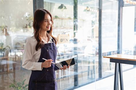 한 여성의 초상화 커피숍 주인이 아름답게 웃고 자신의 사업인 커피숍을 여는 중소 기업 개념 경영자에 대한 스톡 사진 및 기타