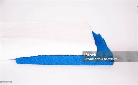 흰색 배경에 파란색과 흰색의 다림질 수건 상단에서 보기 측면 매크로 텍스트에 배치합니다 테이블과 전경에 녹색 화분에 수건 0명에 대한 스톡 사진 및 기타 이미지 Istock