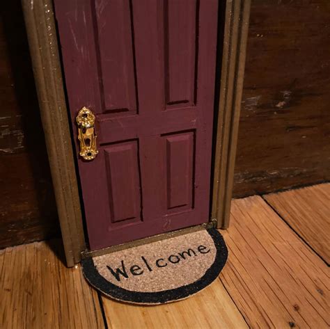 벽에 있는 작은 문을 열면 새로운 세상이 열려요 ㅍㅍㅅㅅ