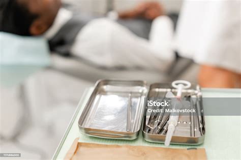 전경에 치과 기구 치과 진료소에서 근관을 치료하는 여성 치과 의사 열린 입을 가진 치과 의사 의자에 누워있는 남자 환자 의학 치과 및 건강 관리 개념 개념에 대한 스톡 사진