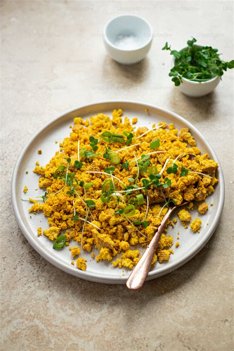 채소 한 그릇 옆에 음식을 얹은 흰색 접시 사진 Unsplash의 건강식 이미지