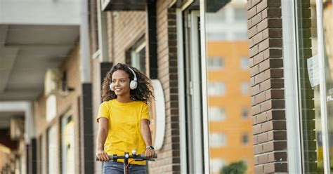 전기 스쿠터에 전화를 사용 하 여 아름 다운 아프리카 소녀입니다 사진 Unsplash의 틴에이저 이미지
