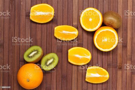 신선한 과일 키 위 오렌지 나무 배경에 고립 건강 한 음식입니다 신선한 과일의 혼합입니다 감귤의 그룹입니다 채식 생 과일입니다 건강 한 라이프 스타일에 대 한 영양입니다 0