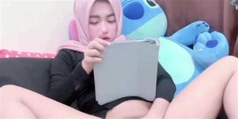 Laura Jilbab Colmek