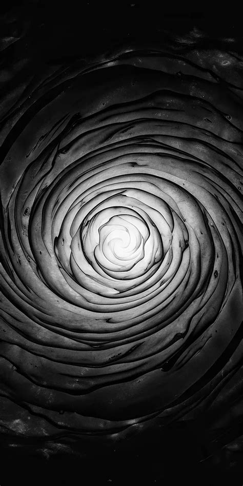 具有明亮中心焦點的黑暗旋轉星系紋理進階 K桌布下載