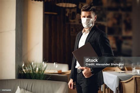 카페에서 실내에서 잘 생긴 성인 수염 남자 카피 공간이 있는 라이프스타일 컨셉 사진 얼굴에 회색 노트북과 보호 마스크와 사진 레스토랑에 대한 스톡 사진 및 기타 이미지