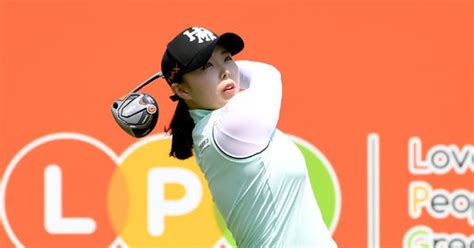 이효린힘차게 스윙 사진