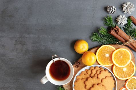 겨울 음료 차 스트레이너와 뜨거운 차와 흰색 찻잔의 평면 누워 진저 브레드 쿠키 계피 스틱 콘 가문비 나무 만다린 오렌지 조각