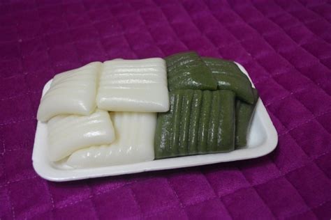 더쿠 무묭아~~ 엄마가 떡 사왔다 나와서 떡 먹고 자~~