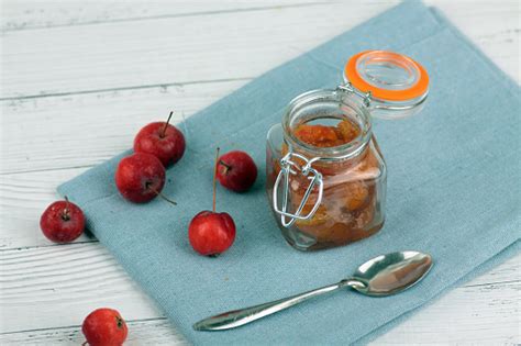 흰색 나무 배경 플랫 평지에 파란색 냅킨에 사과 잼 숟가락과 빨간 사과의 유리 캔 0명에 대한 스톡 사진 및 기타 이미지 0명 가을 건강한 생활방식 Istock